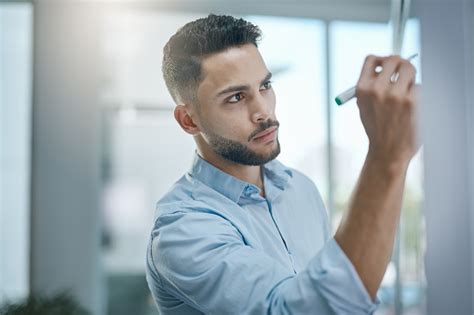 현대 사무실에서 브레인 스토밍 세션을 갖는 젊은 사업가의 샷 20 24세에 대한 스톡 사진 및 기타 이미지 20 24세 20 29세 갈색 머리 Istock