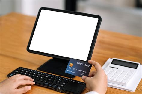 신용 카드를 들고 노트북 태블릿 빈 흰색 화면을 사용하여 여성의 손을 닫습니다 온라인 쇼핑 컨셉 Po에 대한 스톡 사진 및 기타