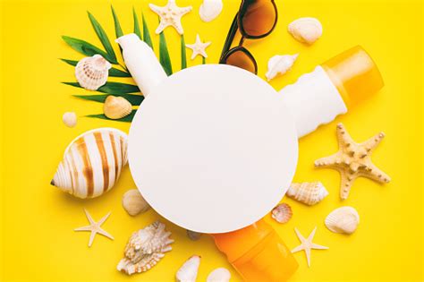 컬러 배경에 빈 인사말 카드와 빈 백서가있는 여름 시간 개념 텍스트 상단보기를위한 공간으로 분리 된 프레임 모양의 바다 해안에서 조개 껍질 조개 껍데기에 대한 스톡 사진 및
