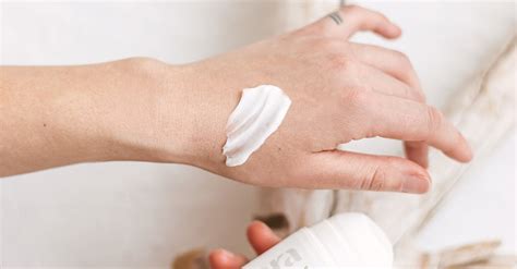 개인 관리 건강 건조한 피부 국소 크림 뉴스 영화 달래는 도심 로션 마 모이스처라이저 바디 케어 부드러운 피부 사람 손 손 관리 수직 쐈어 수화