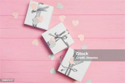 분홍색 배경 사랑에 마음의 형태로 실버 새틴 리본과 색종이 선물 흰색 상자 여성의 날 발렌타인 데이 생일 축하에 조롱 누워있기에 대한 스톡 사진 및 기타 이미지 Istock