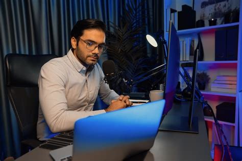 Premium Photo Broadcaster Talking To Listener Using Mic Discussing