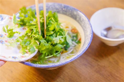 フォーの食べ方｜卓上調味料とパクチーでベトナム流アレンジ！｜goodie Foodie