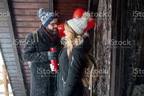 사람 계절 사랑 및 레저 개념포옹과 겨울에 야외에서 웃 고 행복 한 커플 12월에 대한 스톡 사진 및 기타 이미지 12월