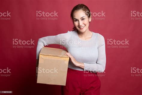 배달 재배치 및 포장 을 풀다 골판지 상자를 들고 젊은 아시아 여성 귀여운에 대한 스톡 사진 및 기타 이미지 귀여운 나름