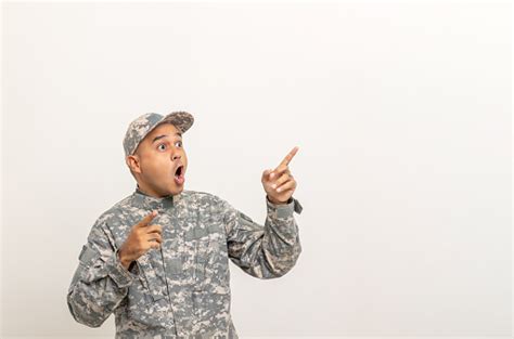 빈 공간을 가리 킵니다 스튜디오에 서 있는 아시아 남자 특수부대 병사 사령관 육군 군인 흰색 배경에 서 있는 제복을 입은 국가의 군사 수비수 30 39세에 대한 스톡 사진