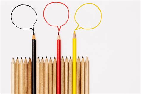 커뮤니티 통신 사람들이 컨퍼런스 소셜 미디어 상호 작용 및 참여를 나타냅니다 복사 공간 흰색 바탕에 아이디어를 공유 하는 연필의 그룹 Brand Name Online