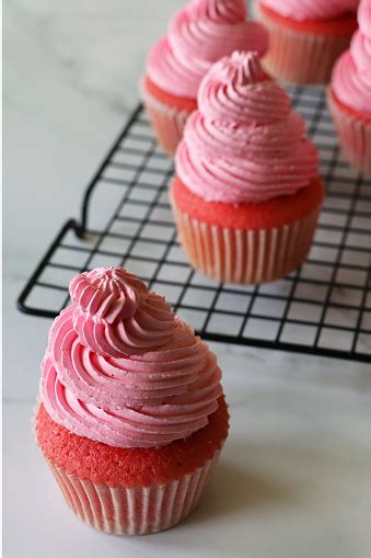 종이 케이크 케이스에 수제 핑크 벨벳 딸기 컵 케이크의 배치의 이미지 핑크 버터 착빙 파이프 소용돌이에 딸기 금속 냉각 랙에 전경에 초점 0명에 대한 스톡 사진 및 기타