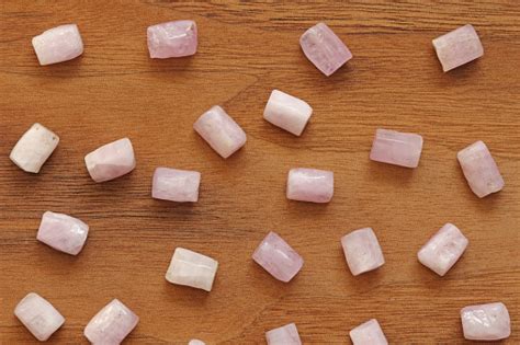 Kunzite은 천연 나무 배경에 보석을 만들기 위한 자연 핑크 돌 이다 핑크와 라일락 돌의 자연적인 결정 0명에 대한 스톡 사진 및 기타 이미지 Istock