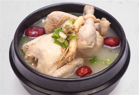 어르신들의 건강한 여름 나기를 위한 삼계탕 한 그릇