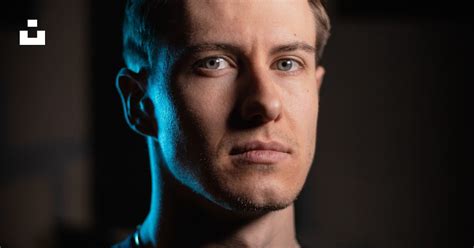 검은 셔츠를 입은 남자가 카메라를 바라보고 있다 사진 Unsplash의 무료 초상 이미지