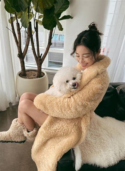 패션엔 기은세 반려견과 꼭 닮은 투샷 복실복실 테디베어 코트룩