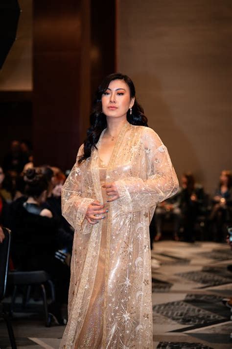 격식있는 옷차림 고급 패션 극적인 조명 글래머러스한 외모 꾸뛰르 드레스 디자인 디자이너 착용 디자이너 패션 럭셔리 럭셔리한 런웨이 모델 반짝이는 드레스