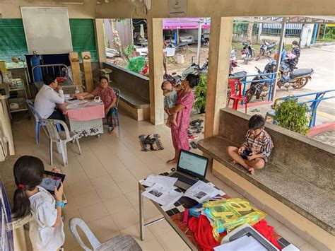 ប្រជាជនក្នុងមូលដ្ឋាន មកទទួលសេវាសុខាភិបាល នៅមណ្ឌលសុខភាពថ្មស នៅខេត្តកោះកុង រដ្ឋបាលខេត្តកោះកុង