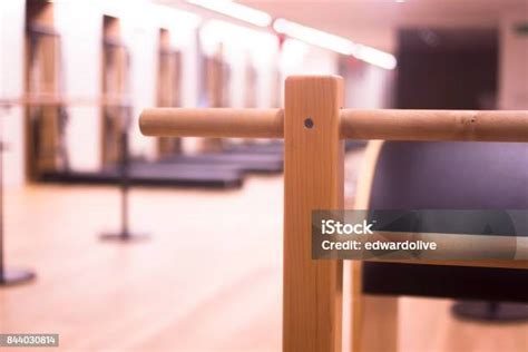 필 라 테 스 운동 훈련과 체육관 요가 스튜디오에 기계를 스트레칭 유연성 0명에 대한 스톡 사진 및 기타 이미지 0명 건강한 생활방식 레저 활동 Istock