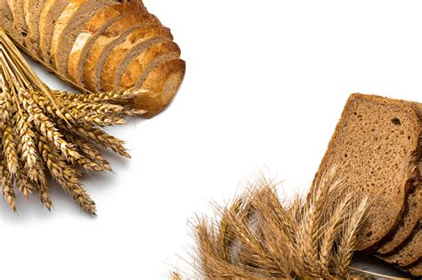 바게트 빵 거친 빵과 부스러기가있는 호밀 빵집 흰 배경에 고립 된 밀 곡물 귀 또는 스파이크 식물이있는 소박한 전통 빵 덩어리 개념 집에서 요리 갈색에 대한 스톡 사진 및