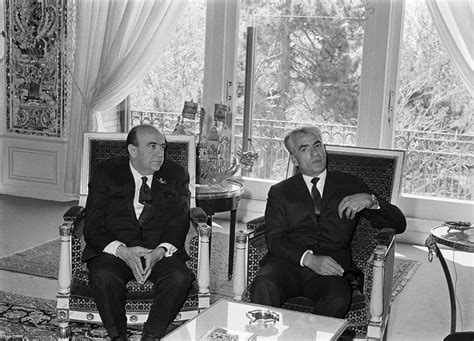 عکس هویدا در دفتر کار محمدرضا پهلوی؛ اواخر دهه ۴۰