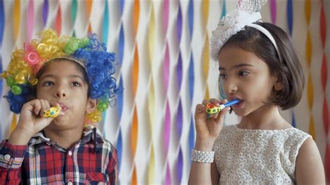 Video En Cámara Lenta De Niños Divirtiéndose En Una Fiesta · Vídeos De
