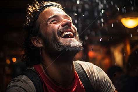 仰头大笑的男人高清图片下载 正版图片600964955 摄图网