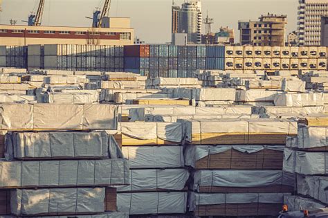 팔레트 스택 및 건축 자재 제품의 컨테이너와 화물 포트에 야외 저장 선적 및 물류 개념 0명에 대한 스톡 사진 및 기타 이미지