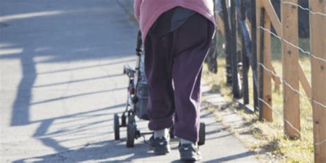 굽은 등 되기 싫으면 이 동작 당장 1분만 해보세요 등이 쫙 펴집니다 건강의 모든것