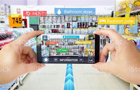 증강된 현실 마케팅 백화점에 손 잡고 스마트폰 탐색기에 아칸소 응용 프로그램을 사용 하 여 정보 및 홍보를 확인 증강현실에 대한 스톡 사진 및 기타 이미지 Istock