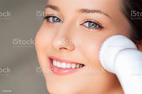 노화 방지 미용 및 미용 트리트먼트 제품 얼굴 각질 제거 마사지 롤러 장치를 미용 시술 및 스킨케어 루틴으로 사용하는 여성 30 34세에 대한 스톡 사진 및 기타 이미지