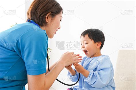 年轻的护士照顾孩子