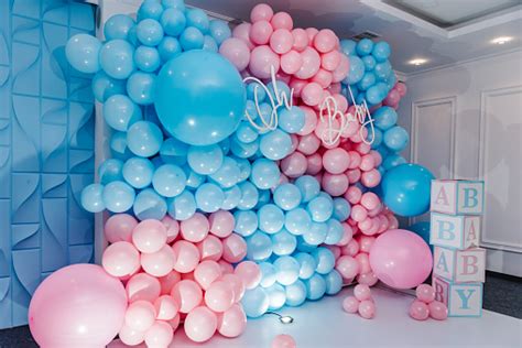 포토존 분홍색과 파란색 풍선이 있는 아치 성별 파티를 위한 큐브 소년 또는 소녀 태어나지 않은 아이의 성별을 알고 있습니다 부모의 행복 배경 텍스트가 있는 벽 오 아기