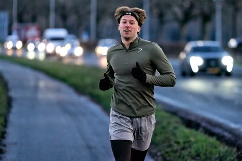 Mathijs Loopt Met Zijn Team Hard Op De Meest Deprimerende Dag Van Het Jaar Om Geld Op Te Halen