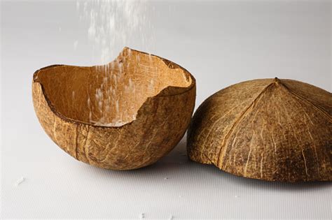 흰색 배경에 고립 된 코코넛 쉘 코코넛 플레이크는 코코넛 껍질 안쪽에서 제거됩니다 0명에 대한 스톡 사진 및 기타 이미지 0