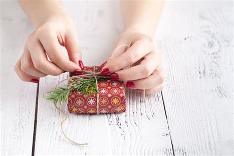 여성에 게 세 나무 테이블 휴일 선물 상자에 선물 포장된 크 래 프 트 종이 코너에서 Copyspace 겨울에 대한 스톡 사진 및 기타 이미지 Istock