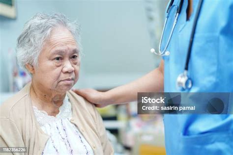 아시아 간호사 물리 치료사 의사 진료 도움 및 지원 노인 또는 노인 여성 환자는 병원 병동에서 침대에 누워 건강한 강한 의료 개념 간호사에 대한 스톡 사진 및 기타 이미지