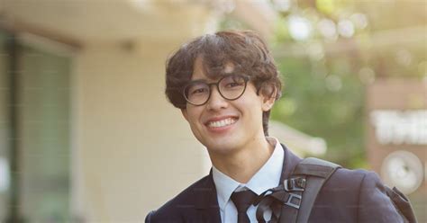 비즈니스 정장을 입은 쾌활한 밀레니엄 사업가의 초상화는 거리에서 자전거를 타고 걷고 있다 사진 Unsplash의 매력적인 남자 이미지