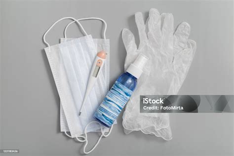 검역 의료 용 마스크 장갑 및 항균 손 스프레이 중 항 바이러스 개인 보호 장비 구급 상자에 대한 스톡 사진 및 기타 이미지 구급 상자 안전 코로나바이러스 Istock