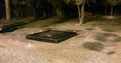 غربت مزار فرزندان امام خمینیره در قدمگاه اويس قرني تصاویر