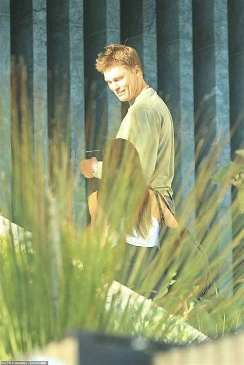 Tom Brady And Irina Shayk S Hot New Romance Revealed Nfl Quarterback Caught Caressing Model S