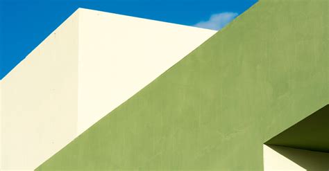 각도 건물 건물 설계 건축 건축 사진 건축 세부 사항 관념적인 구성 구조 균형 기하학 기하학적 깨끗한 라인 날카로운 선 낮 녹색 벽 단순함