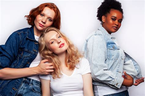 다양한 다국적 걸그룹 십대 친구 회사 명랑 재미 행복한 미소 흰색 배경에 고립 된 귀여운 포즈 라이프 스타일 사람들 개념 아프리카 계 미국인 아시아 및 백인 공부에 대한