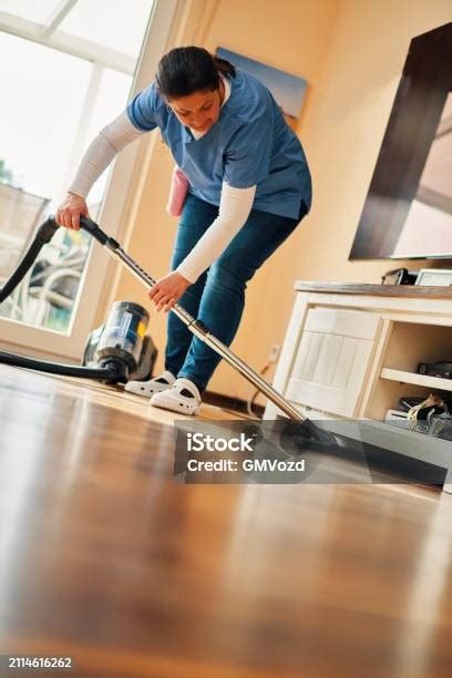 가사 청소 서비스 집에서 바닥을 진공 청소기로 청소하는 가사 도우미 45 49세에 대한 스톡 사진 및 기타 이미지 45 49세 가사 집안일 가정 생활 Istock