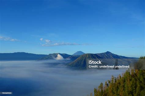 브로 모 화산이 일출을 감상 하는 동안 모에 베 르 거 산의 아름 다운 전망을 제공 합니다 텡 게르 세 메루 국립 공원 동 자바 인도네시아 0명에 대한 스톡 사진 및 기타