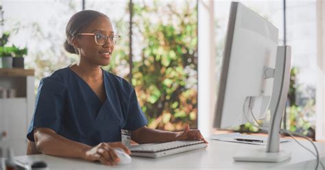 일상적인 병원 운영을 위해 데스크톱 컴퓨터를 사용하는 아프리카 의료 간호사 공공 의료 시설의 현대 사무실에서 온라인 의료 작업을