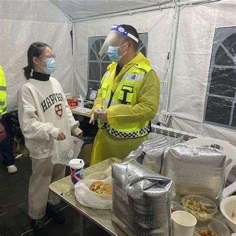 热心群众送热乎夜宵 暖了防疫一线工作人员的心女士武义防控