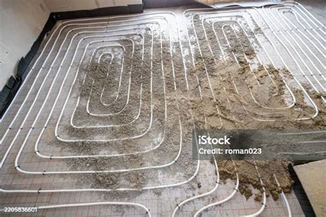 건설 중인 주거용 건물의 바닥 난방 시스템 위에 모래 및 시멘트 바닥 스크 리드 0명에 대한 스톡 사진 및 기타 이미지 0명