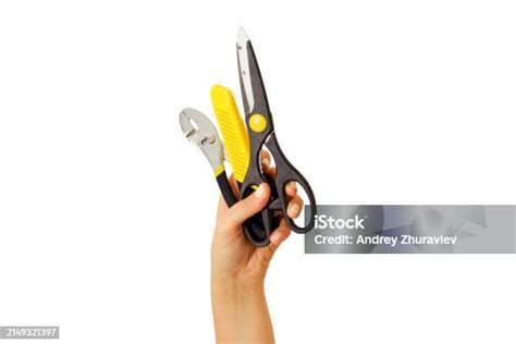 가위 펜치 칼 흰색 배경에 손에 종이를 자르는 데 사용됩니다 흰색 배경에 고립된 팔 길이의 건설 도구 30 34세에 대한 스톡 사진 및 기타 이미지 Istock