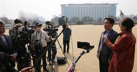 팟캐스트 인터뷰 갖는 김진태