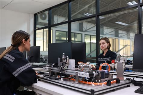 프로토타입 자동 학습 Ai 자동화 시스템에 대한 전문 지식을 갖춘 두 명의 여성 메카트로닉스 엔지니어 2명에 대한 스톡 사진 및 기타 이미지 Istock