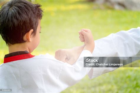 태권도 가르치는 교사 아이 즉 한국 무술 머리 높이 차기에 그것의 강조에 의해 특징 점프와 차기 회전 및 빠른 걷어 차는 기술 가라테에 대한 스톡 사진 및 기타 이미지