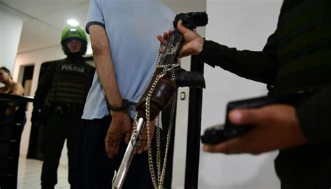 Operativo De La Policía En El Centro De Medellín Decomisan 138 Armas Y