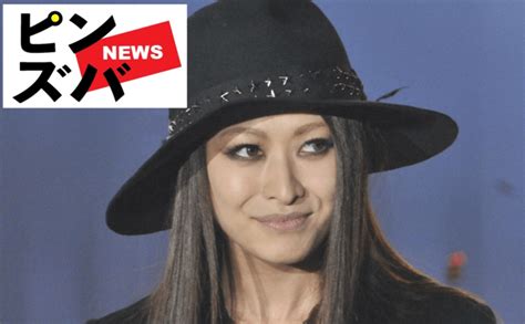 「めちゃくちゃスタイルいい」山田優、65歳美人母の美脚あらわなプールショット公開！自身も圧巻美ボディ披露｜ニュース｜ピンズバnews